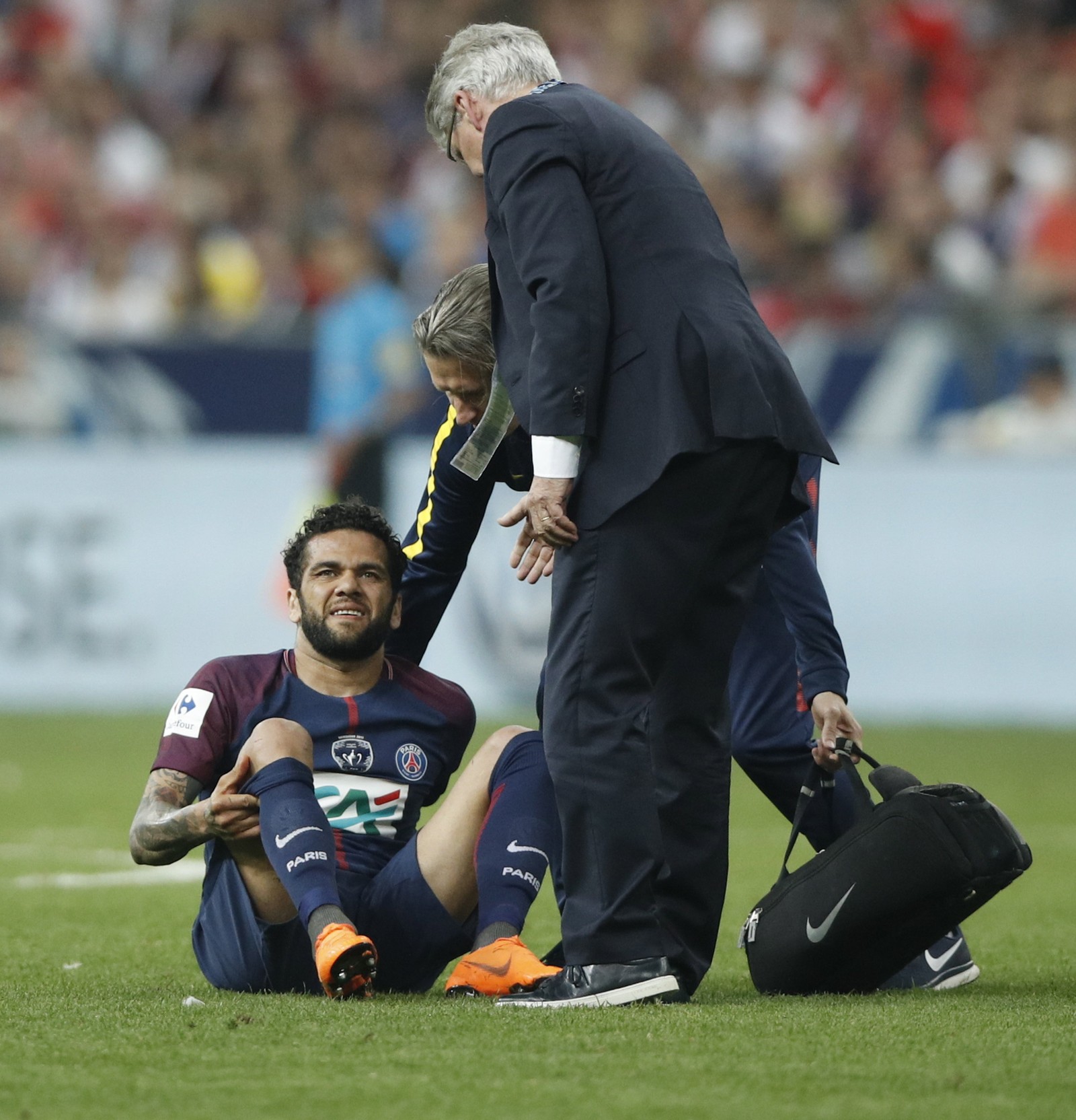 Fora da Copa, Daniel Alves passa por cirurgia e diz que 'tudo correu ...