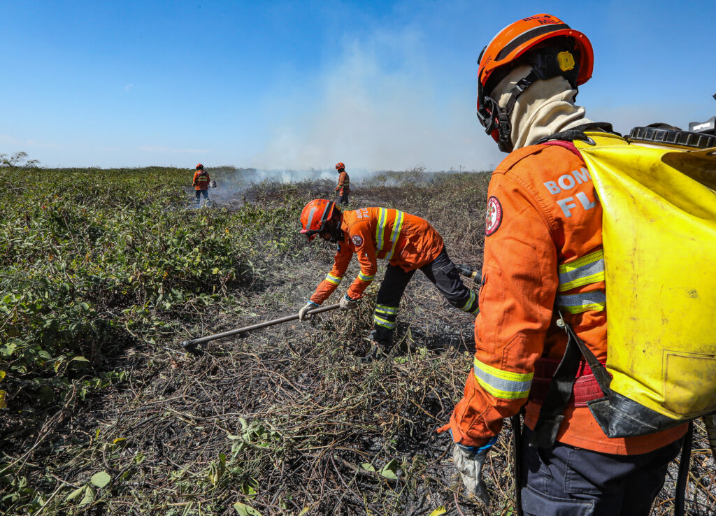 Bombeiros controlam incêndio florestal em fazenda no Pantanal